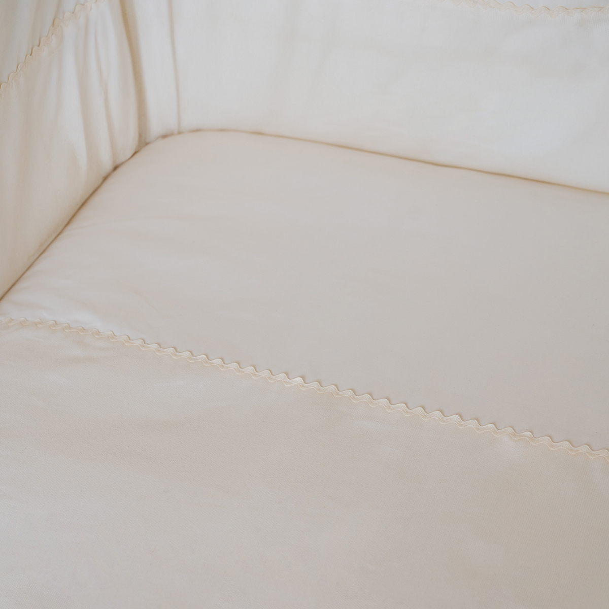 Reversible quilt with rick rack trim - NaturaPura